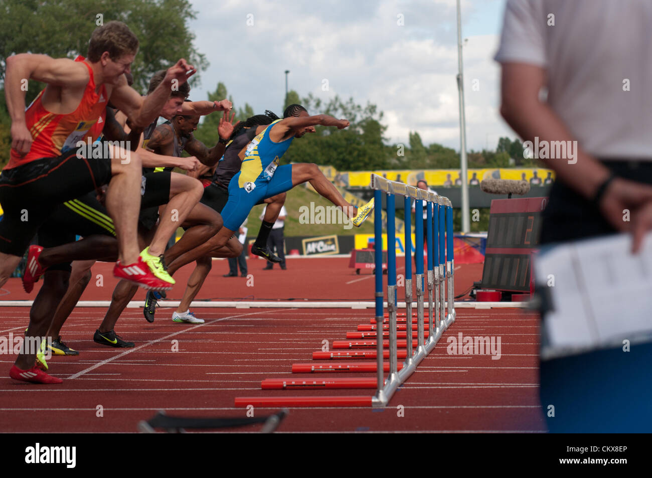 Mens 110 hurdle hi-res stock photography and images - Alamy