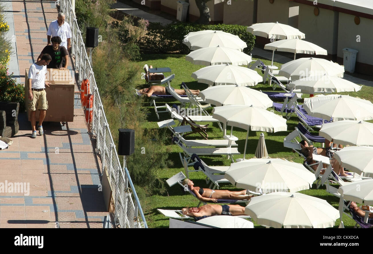 WORKMEN STARE AT THE BEACH SUNBATHERS AT THE HOTEL EXCELSIOR 69TH ...