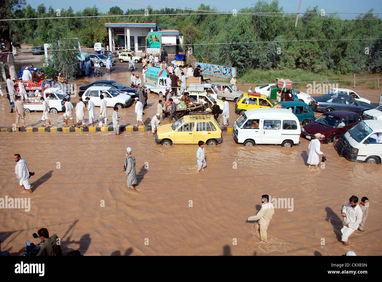 Motorists pass through flood water during heavy downpour of Monsoon ...