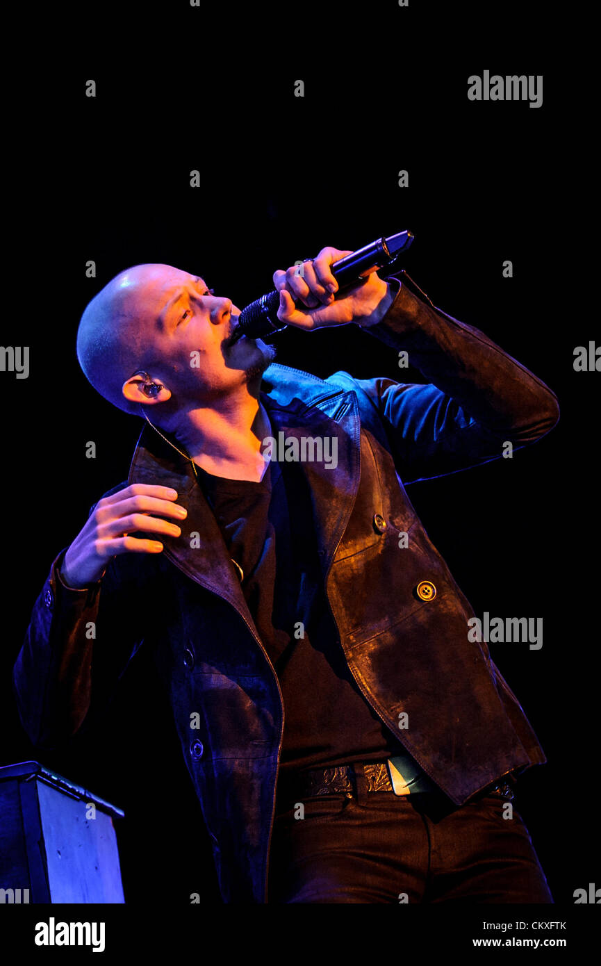 Isaac slade lead singer fray hi-res stock photography and images - Alamy