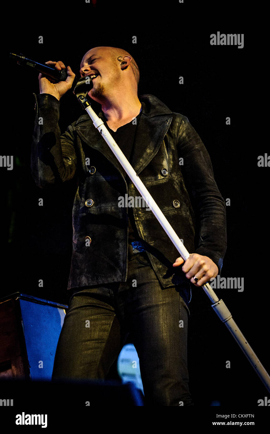 Isaac slade lead singer fray hi-res stock photography and images - Alamy