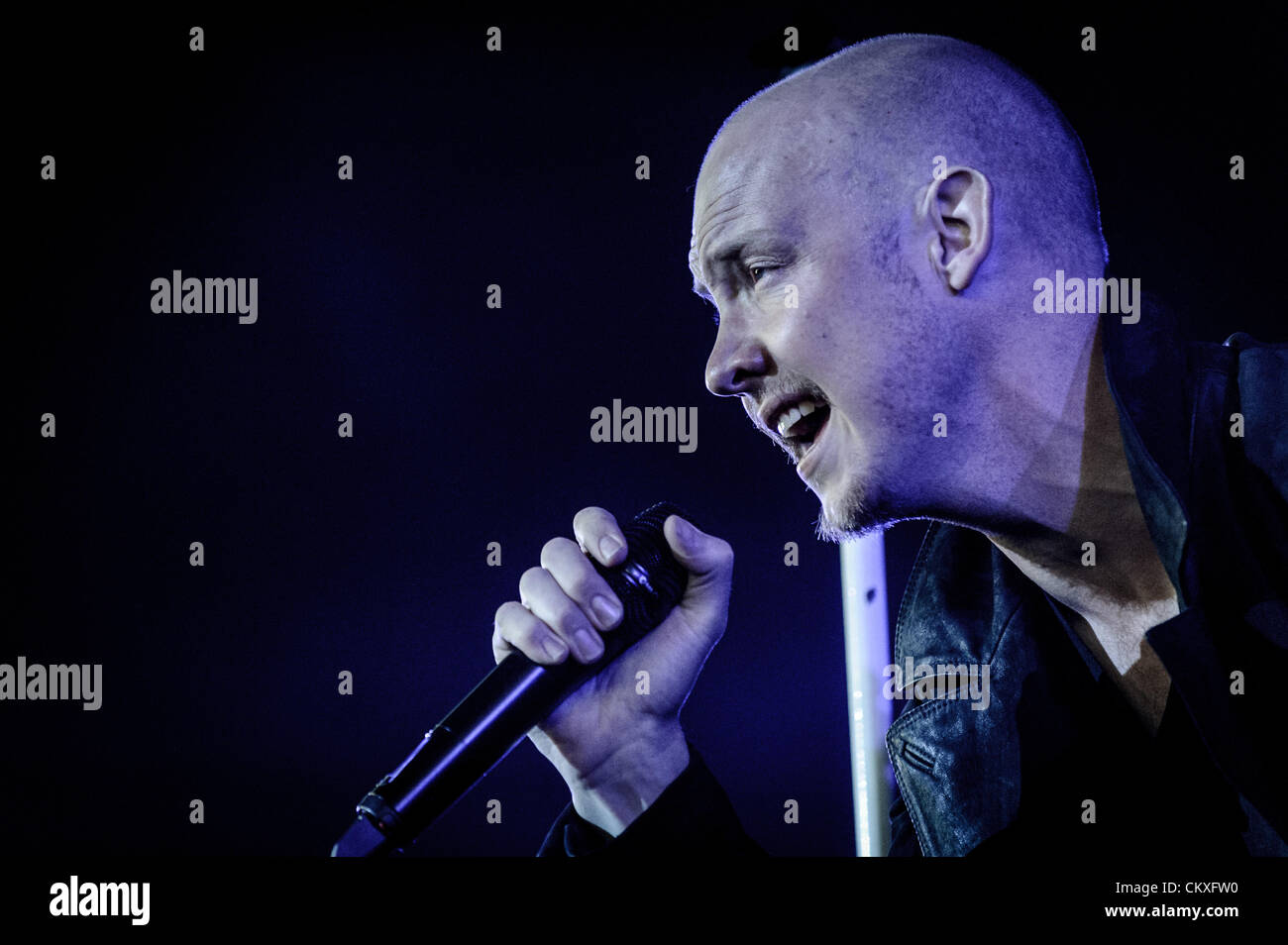 Isaac slade lead singer fray hi-res stock photography and images - Alamy