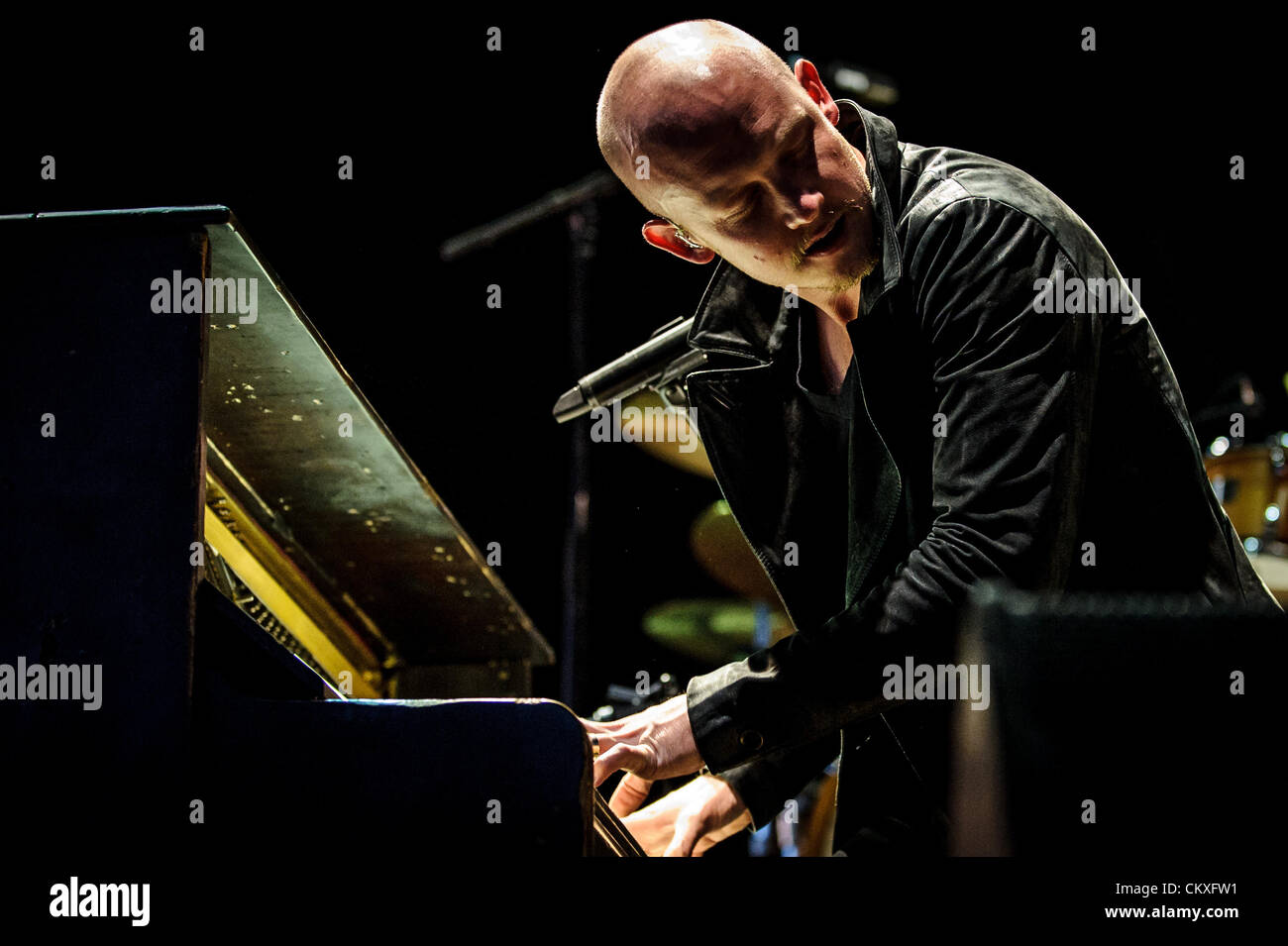 Isaac slade lead singer fray hi-res stock photography and images - Alamy