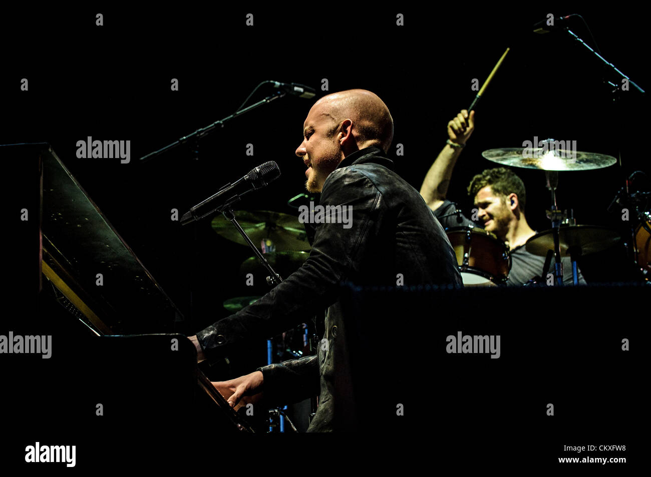 Isaac slade lead singer fray hi-res stock photography and images - Alamy