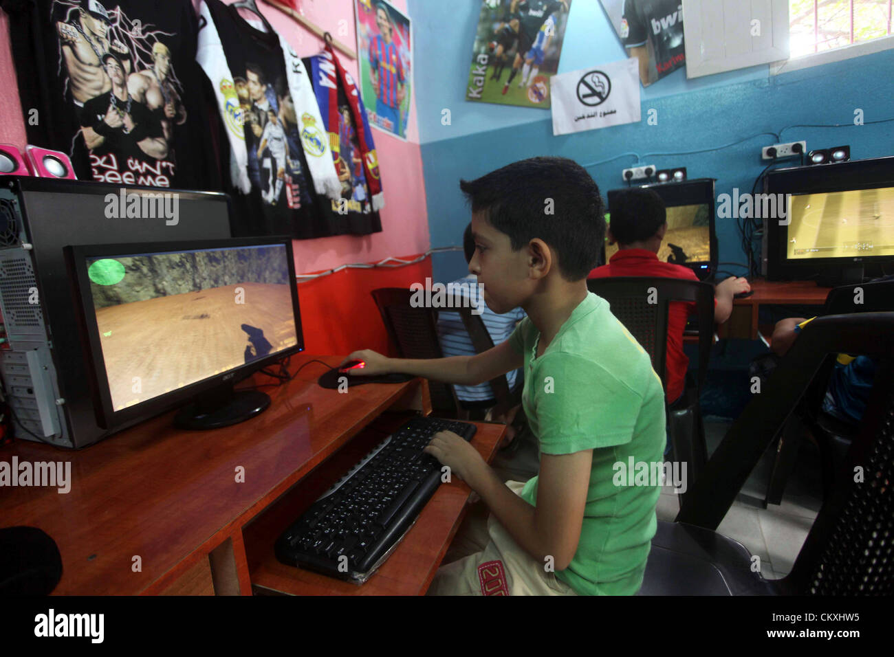 Children video game club hi-res stock photography and images - Alamy