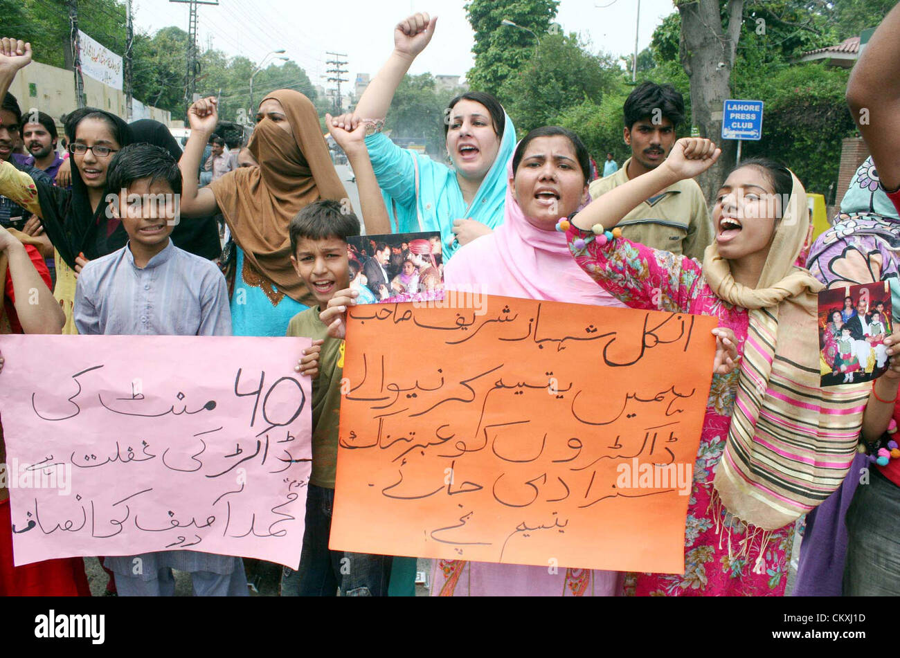 LAHORE, PAKISTAN, AUG 29: Residents of Mazang Chungi chant slogans ...