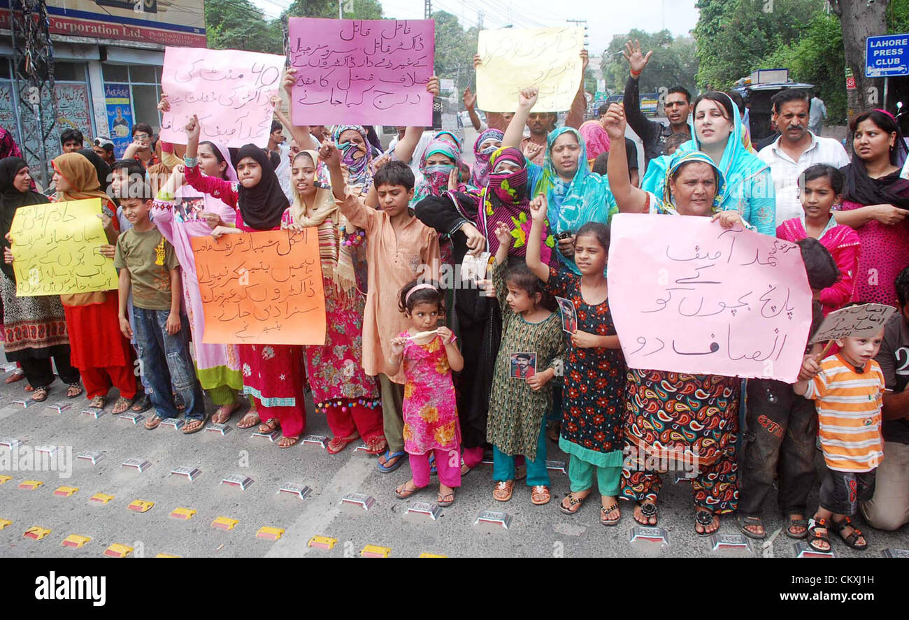 LAHORE, PAKISTAN, AUG 29: Residents of Mazang Chungi chant slogans ...