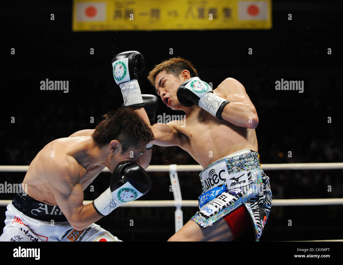 (L-R) Akira Yaegashi, Kazuto Ioka (JPN), JUNE 20, 2012 - Boxing ...