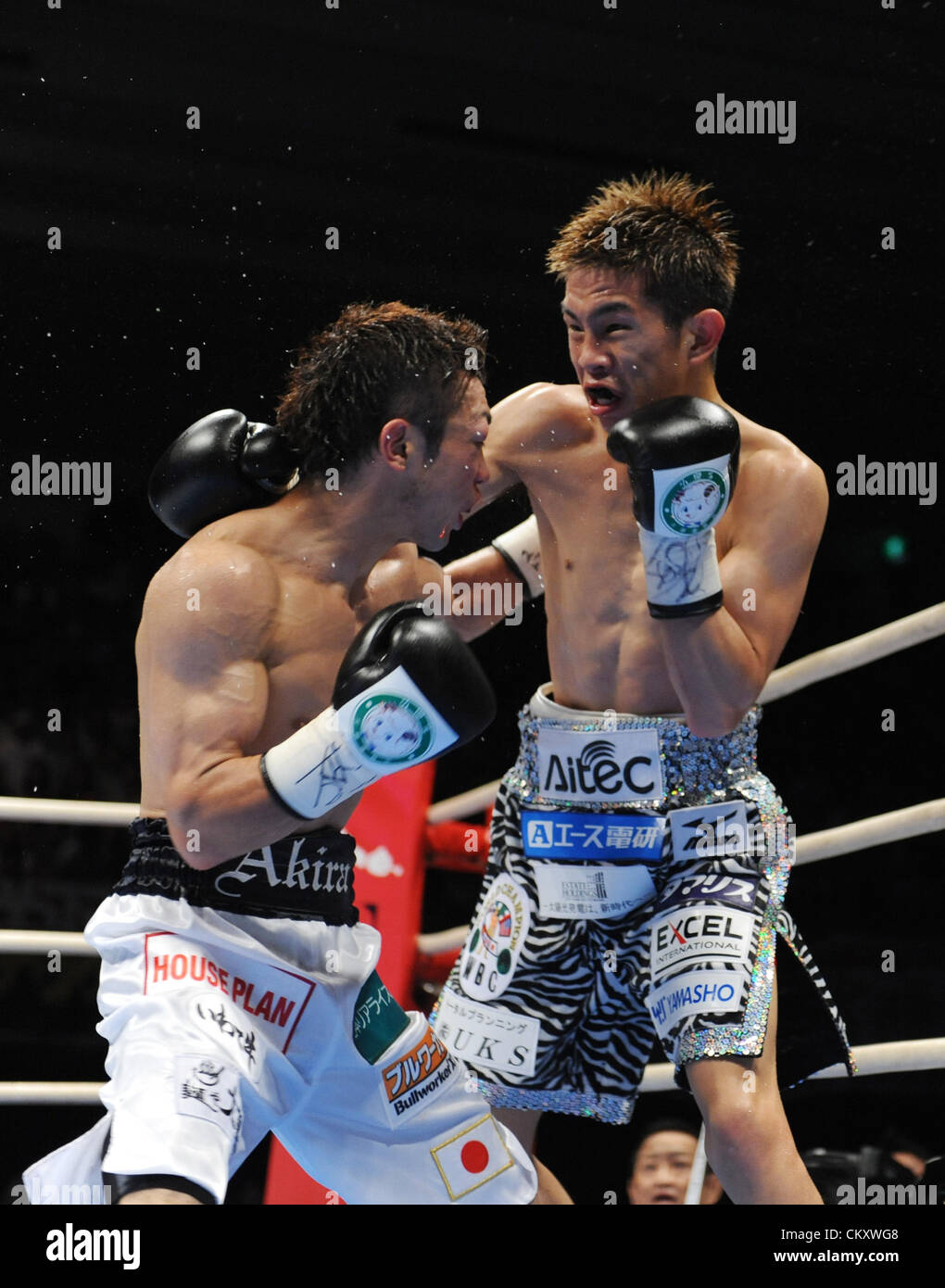 (L-R) Akira Yaegashi, Kazuto Ioka (JPN), JUNE 20, 2012 - Boxing : Akira ...