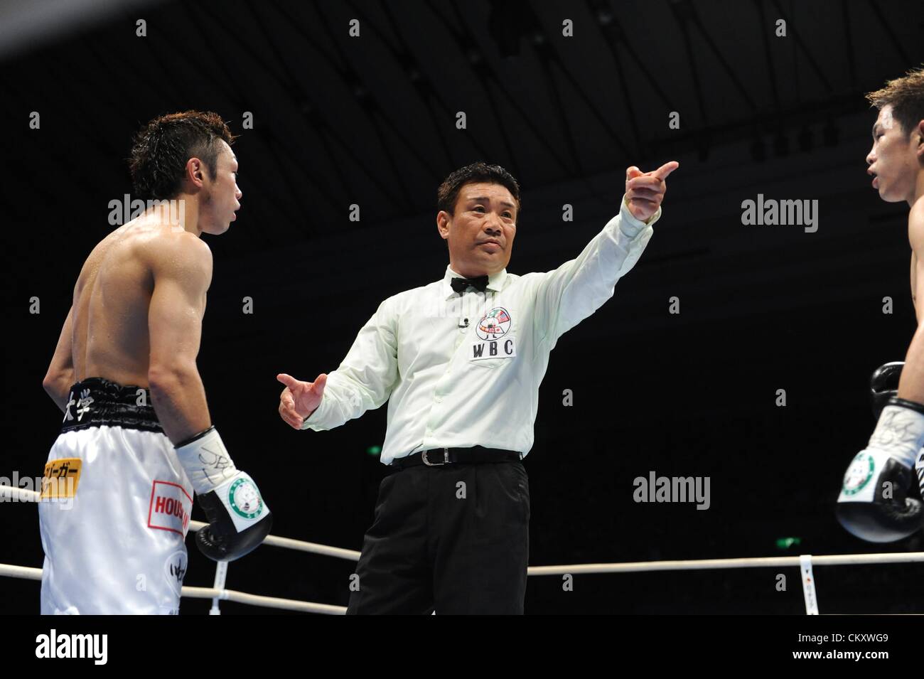 Akira Yaegashi (JPN), JUNE 20, 2012 - Boxing : The referee tells Akira ...