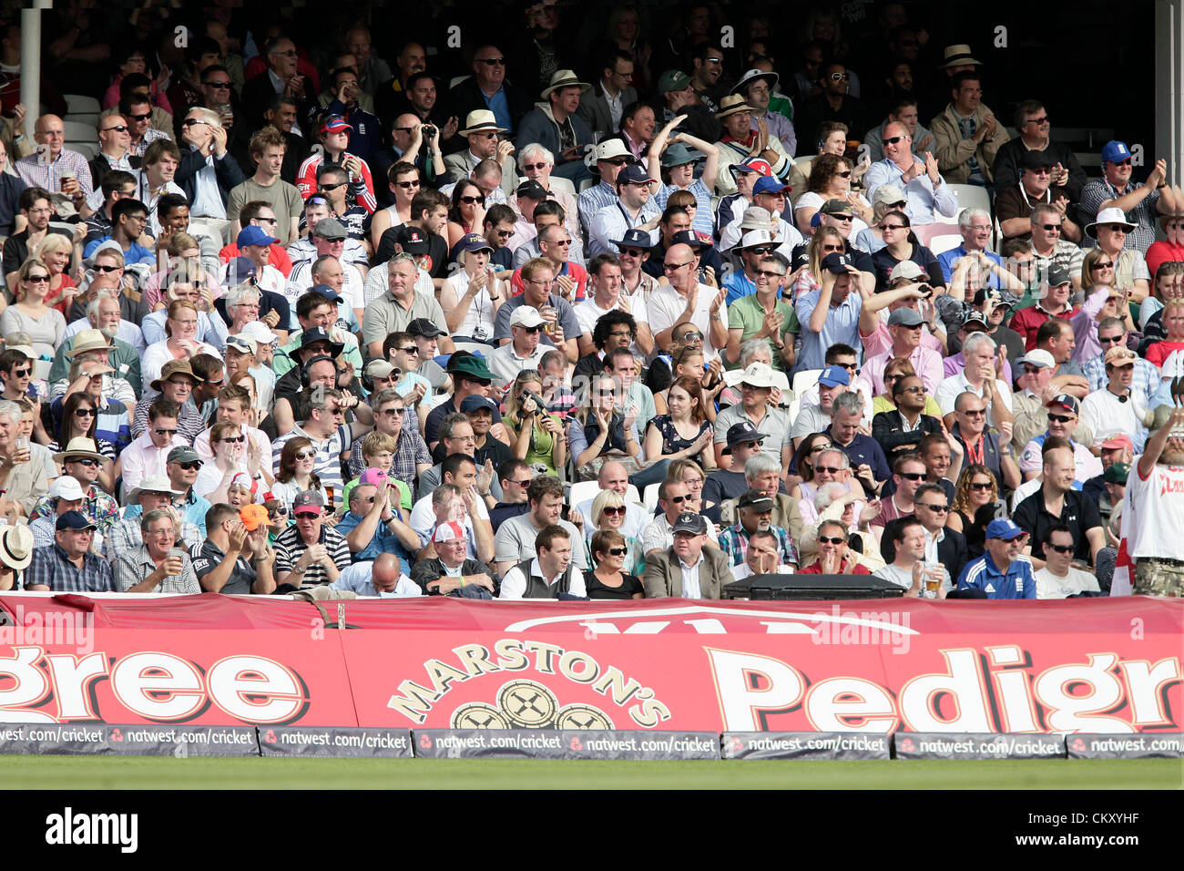 Oval cricket ground crowd hi-res stock photography and images - Alamy