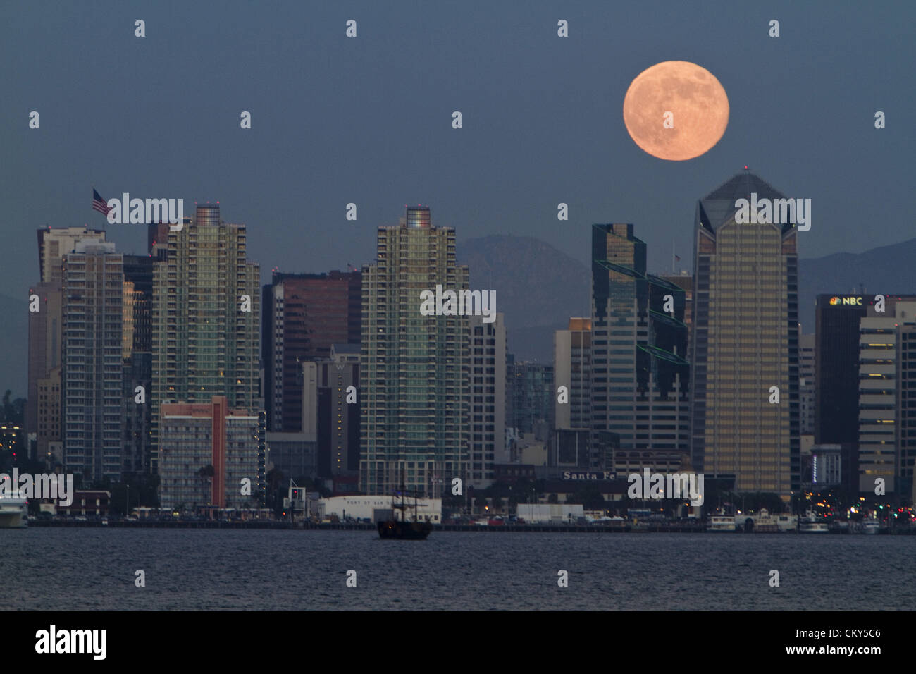 Aug. 31, 2012 - San Diego, California, U.S. - A rare blue moon rises ...
