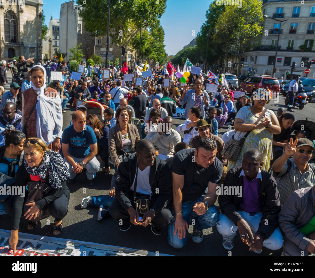 African immigrants paris hi-res stock photography and images - Alamy