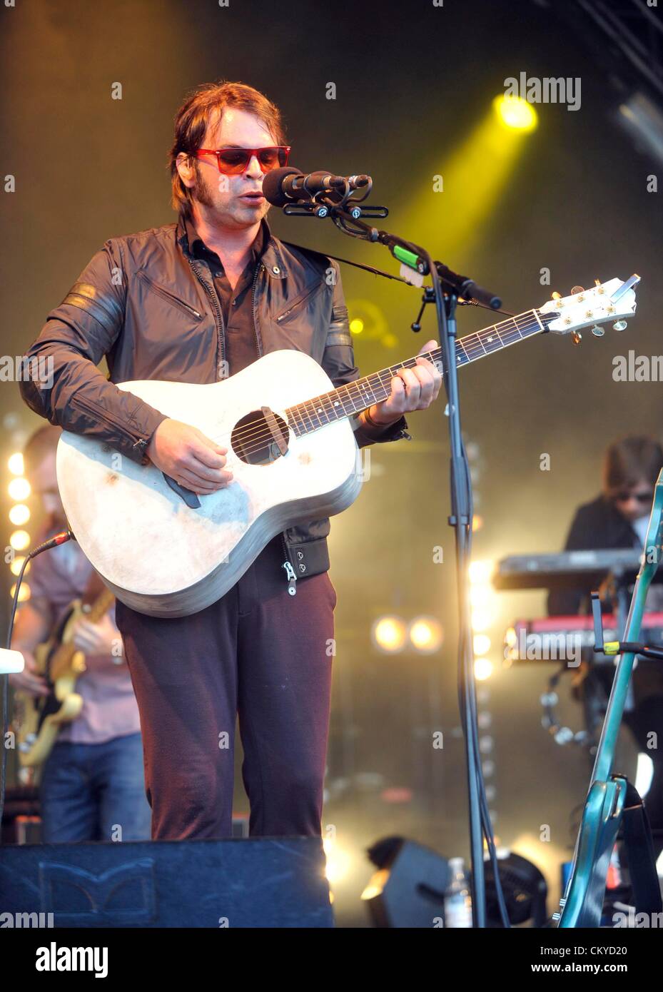 Alex james supergrass big feastival kingham gaz coombes hi-res stock ...