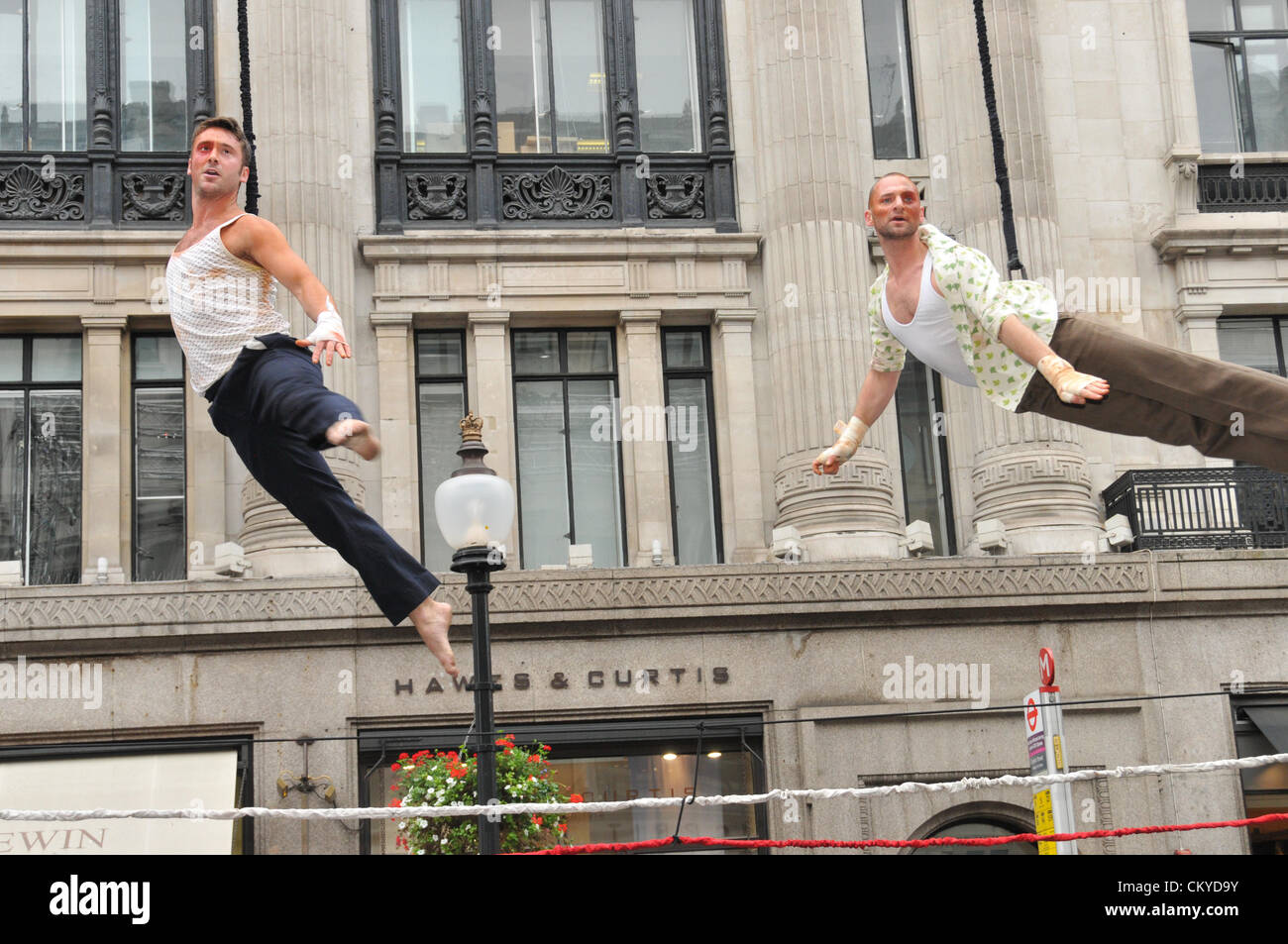 Male circus performers hi-res stock photography and images - Alamy