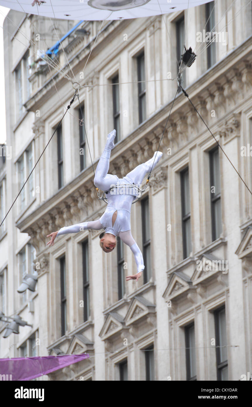 Piccadilly, London, UK. 2nd September 2012. A performer supended from a ...