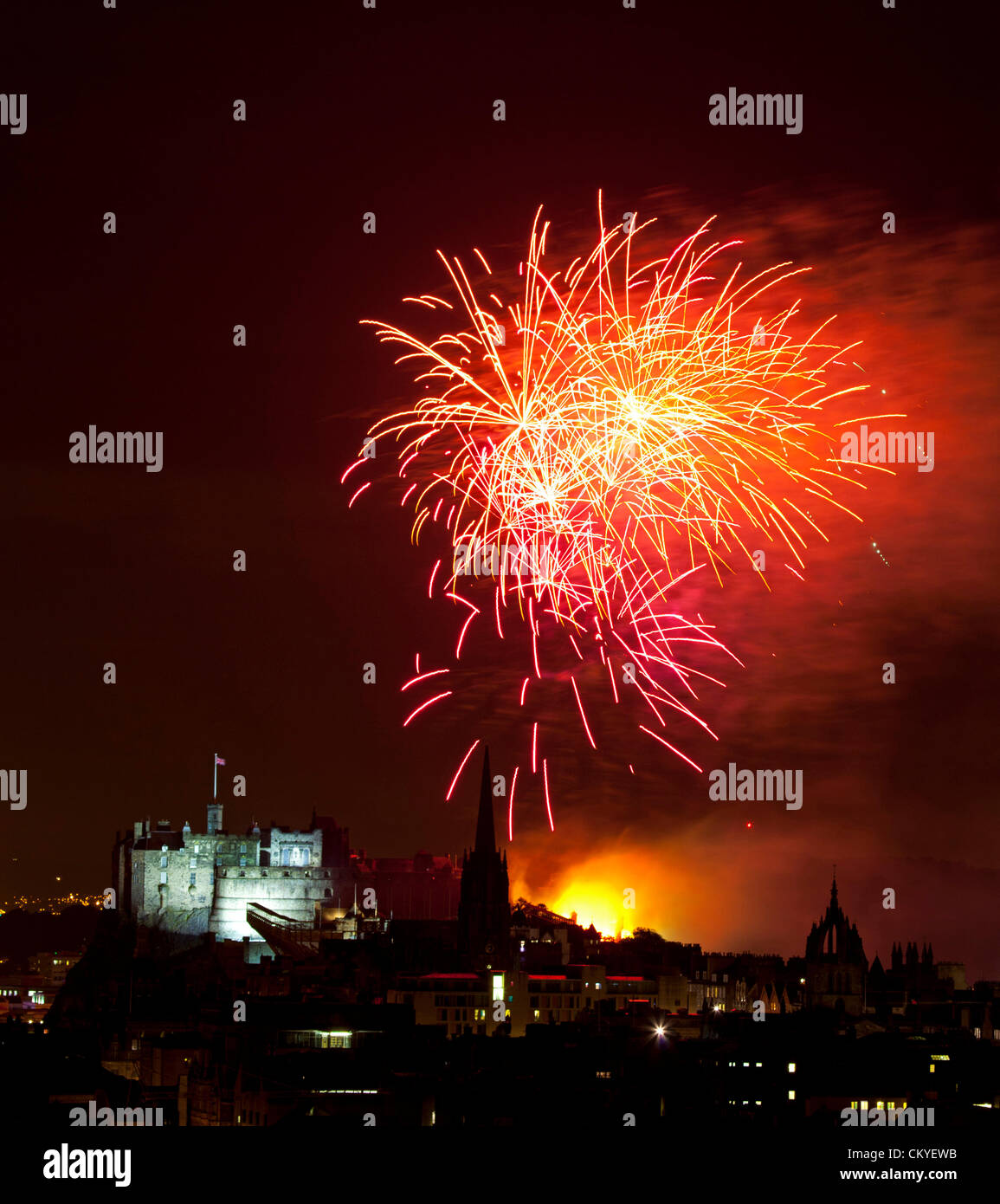 Edinburgh castle fireworks display hi-res stock photography and images ...