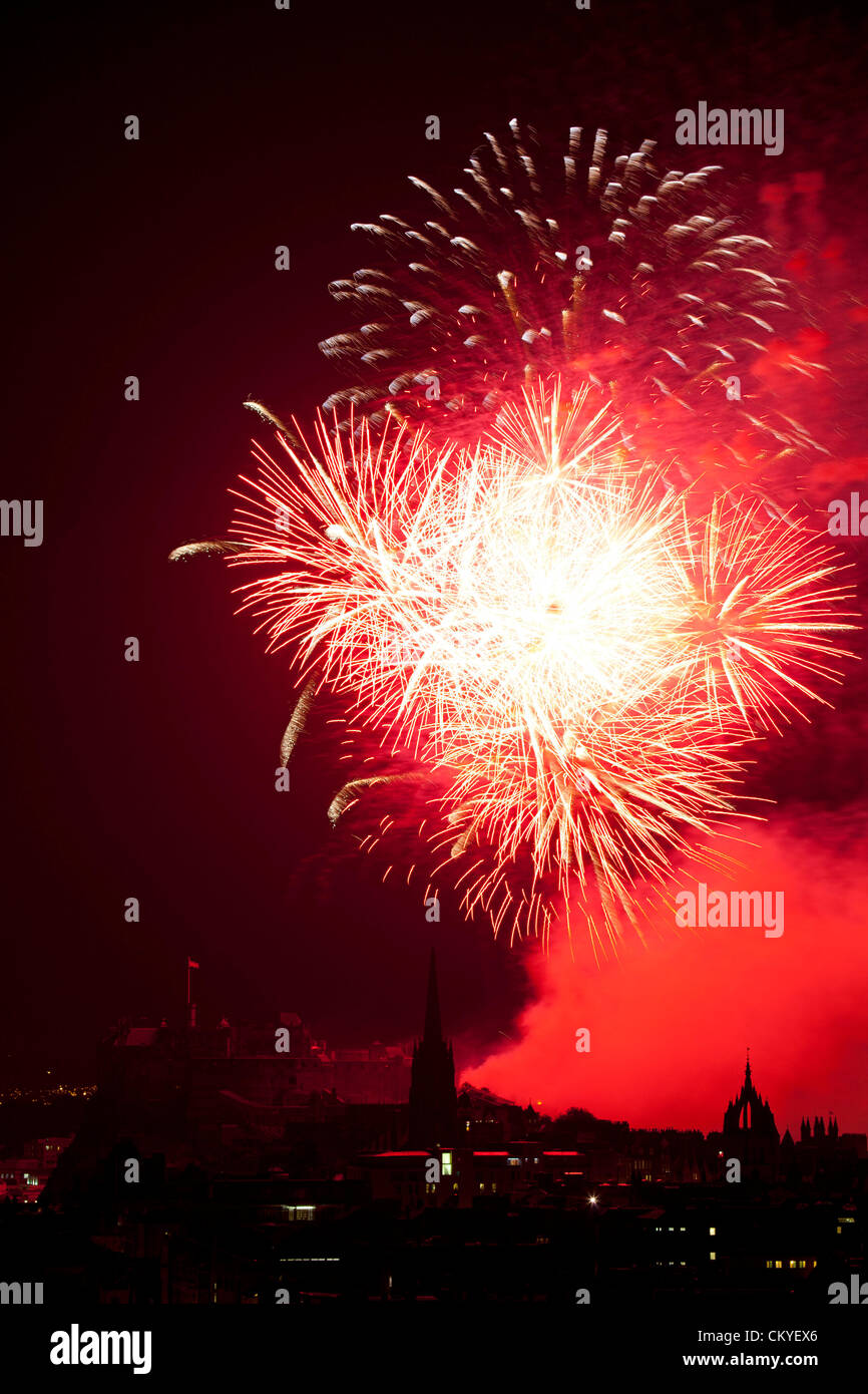 Edinburgh castle fireworks display hi-res stock photography and images ...