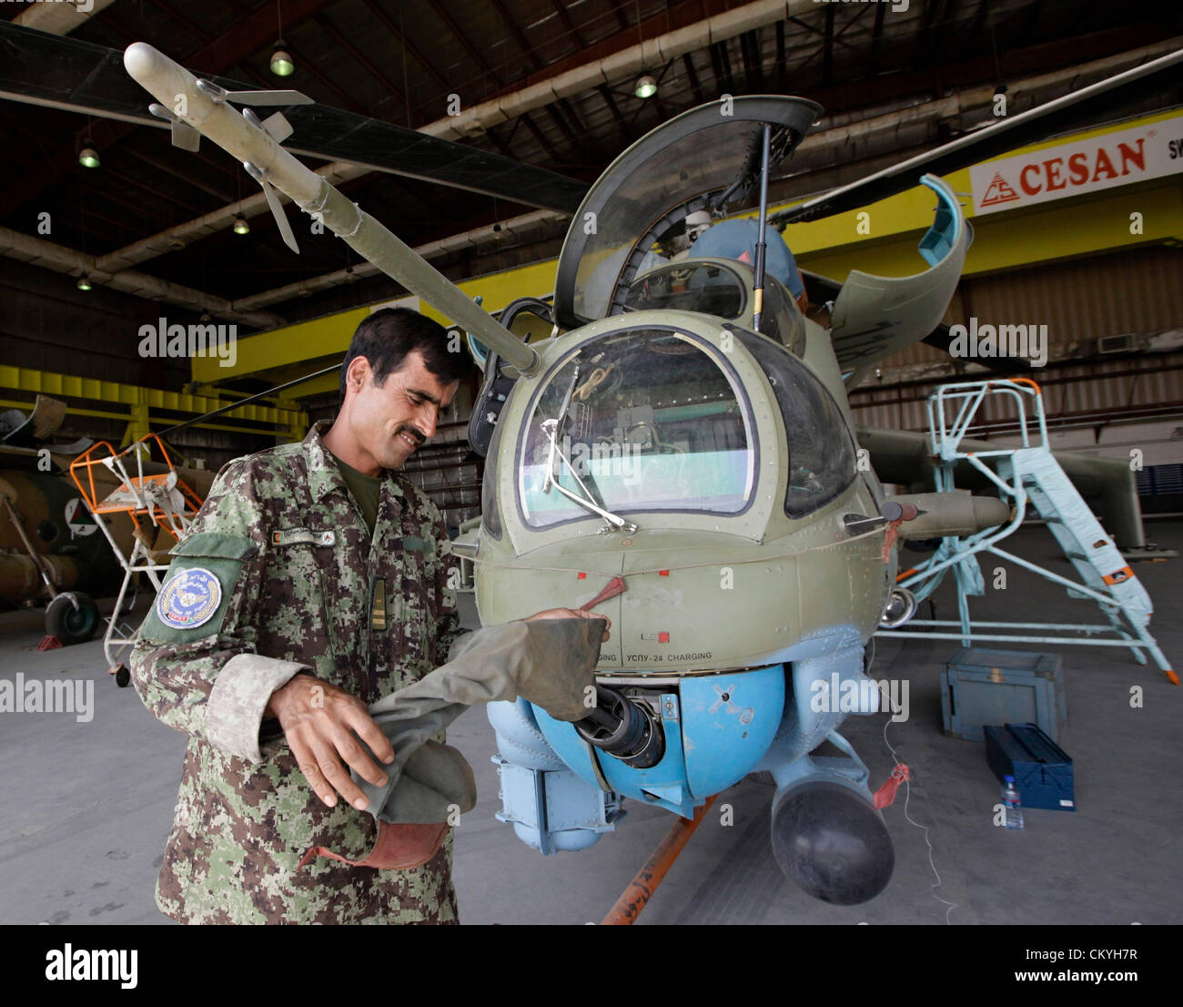 Czech army technicians help with service of Afghan Air Force ...