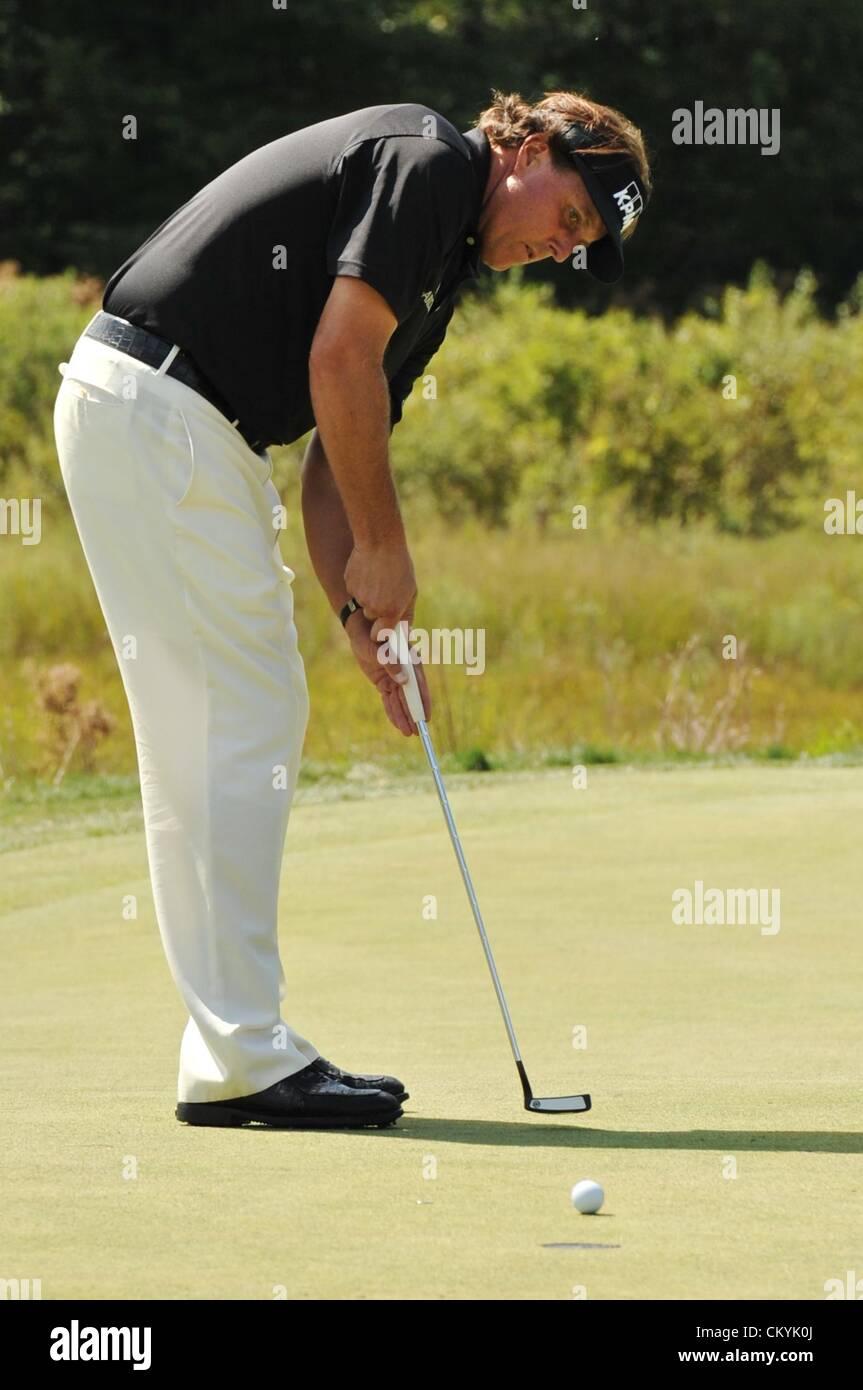 03.09.2012. Boston, MA, USA. Phil Mickelson tries for a short putt ...