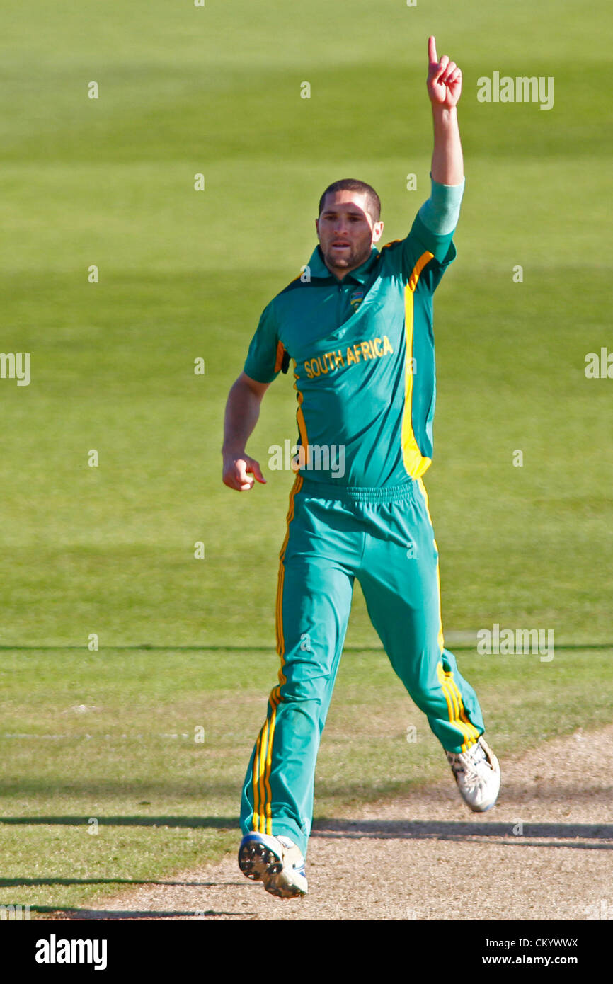 05/09/2012 Nottingham, England. South Africa's Wayne Parnell celebrates ...
