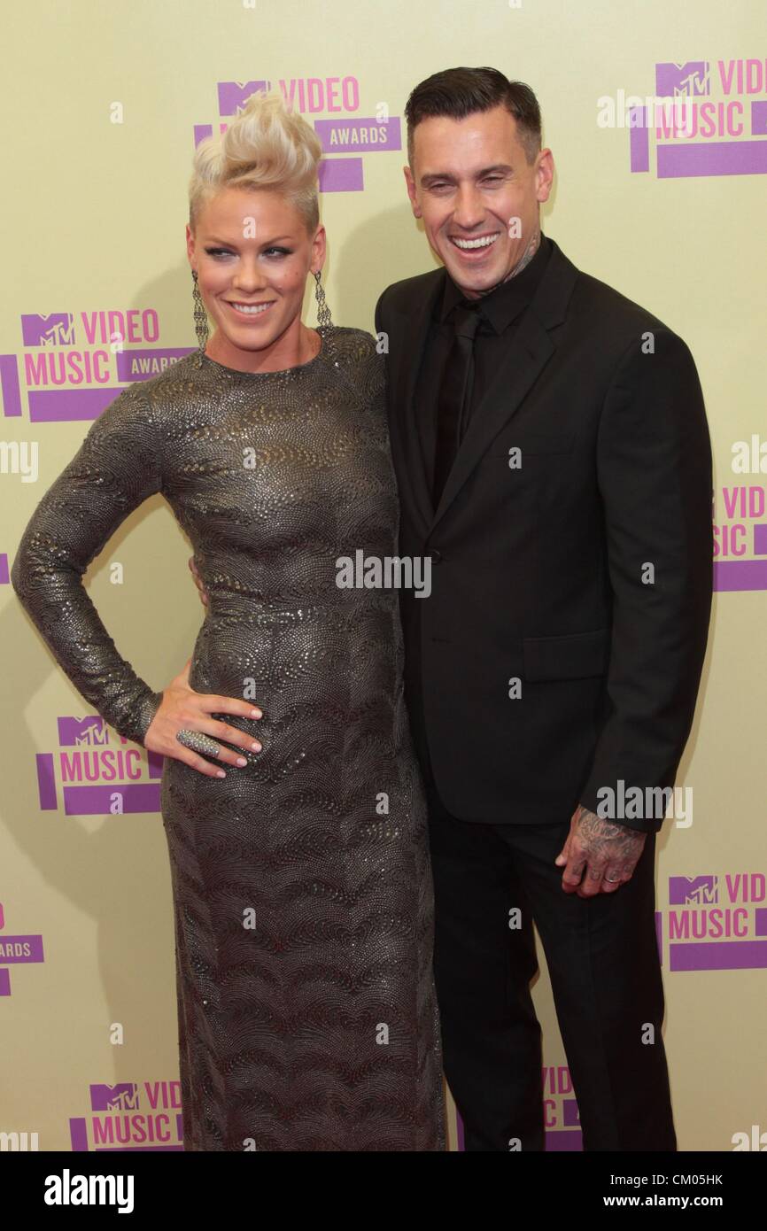 Pink, Cary Hart at arrivals for 2012 MTV Video Music Awards VMA ...