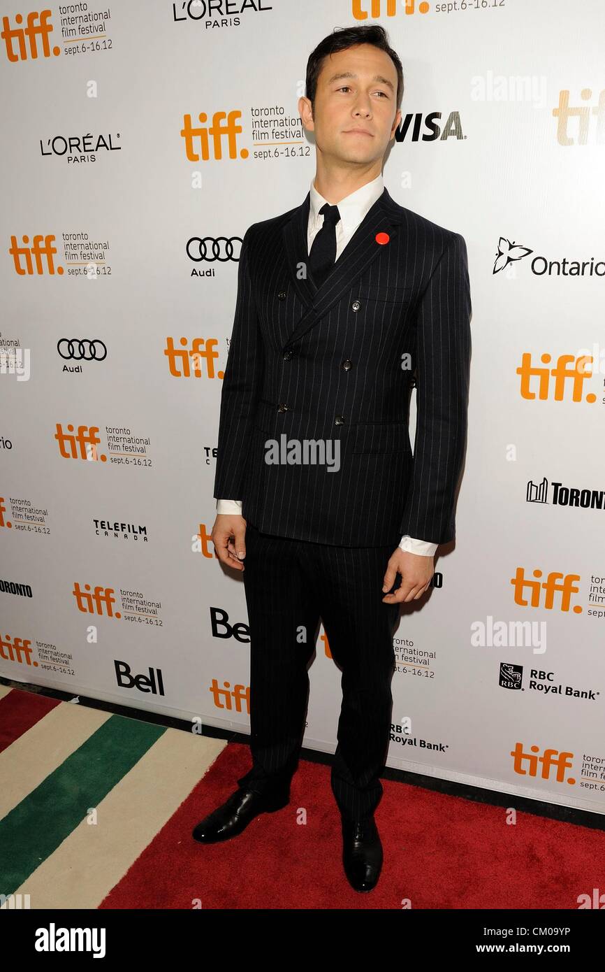 Joseph gordon levitt looper hi-res stock photography and images - Alamy