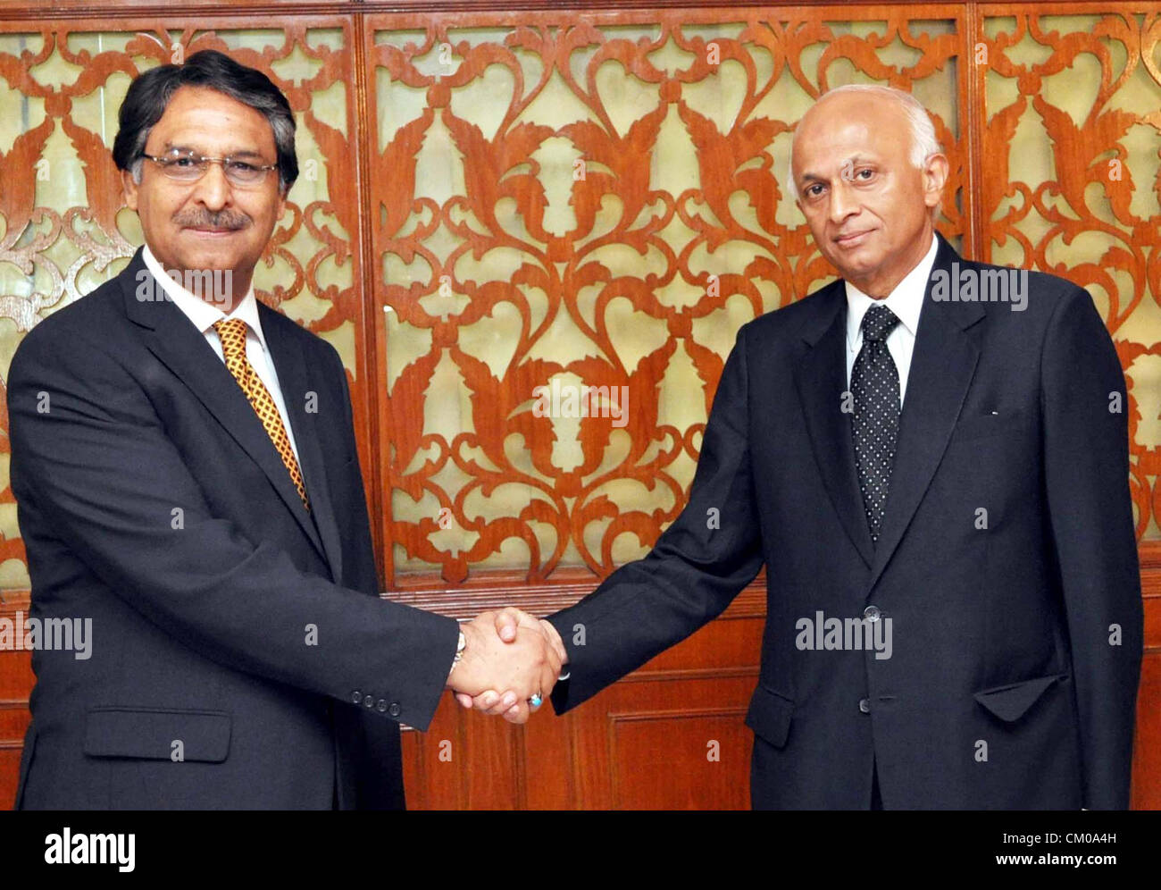 Pakistan Foreign Secretary, Jalil Abbas Jilani shakes hands with India ...