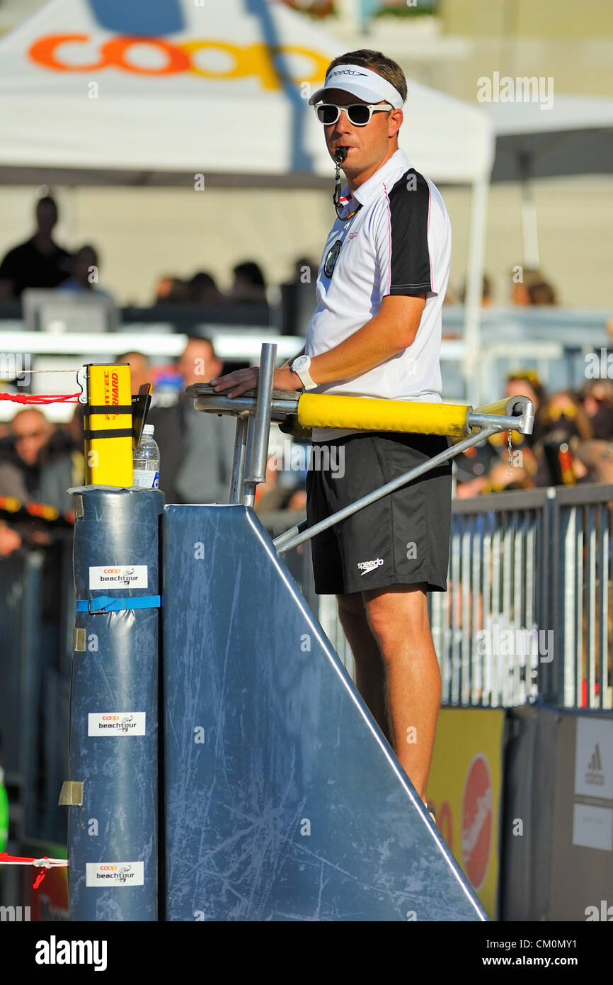 Referee at the woman's final. The team Joana «Jo» Heidrich - Romana ...
