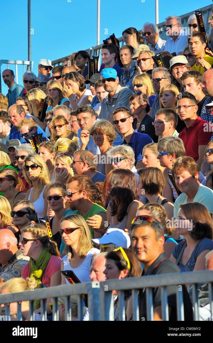 Spectators enjoy the woman's final. The team Joana «Jo» Heidrich ...