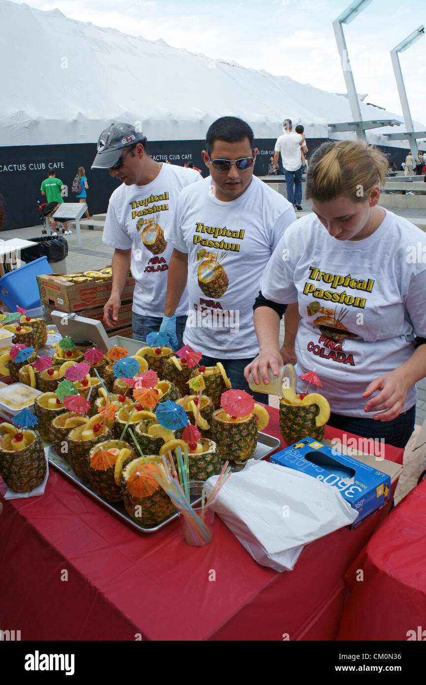 People making pina coladas at the Mexico Fest Mexican independence day ...