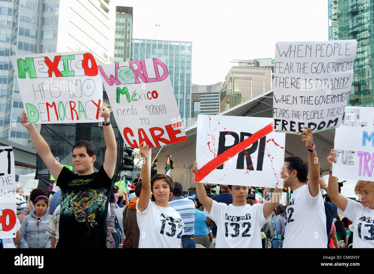 Protesters holding protest signs hi-res stock photography and images ...