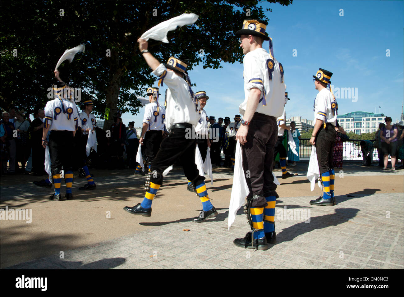 Morris dancers on london south hi-res stock photography and images - Alamy
