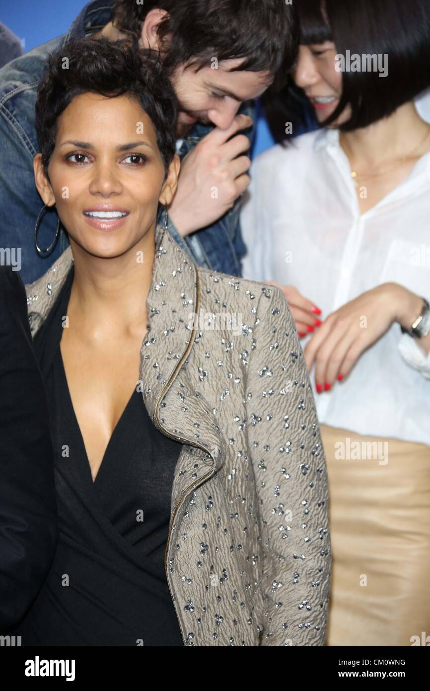 Toronto, Canada. 9th September 2012. Actress Halle Berry poses before ...