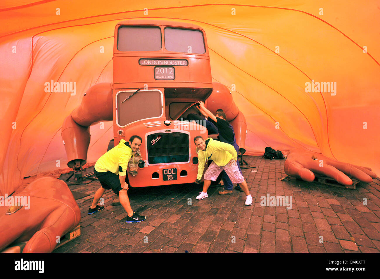 A British double-decker bus turned into an athlete doing push-ups in ...