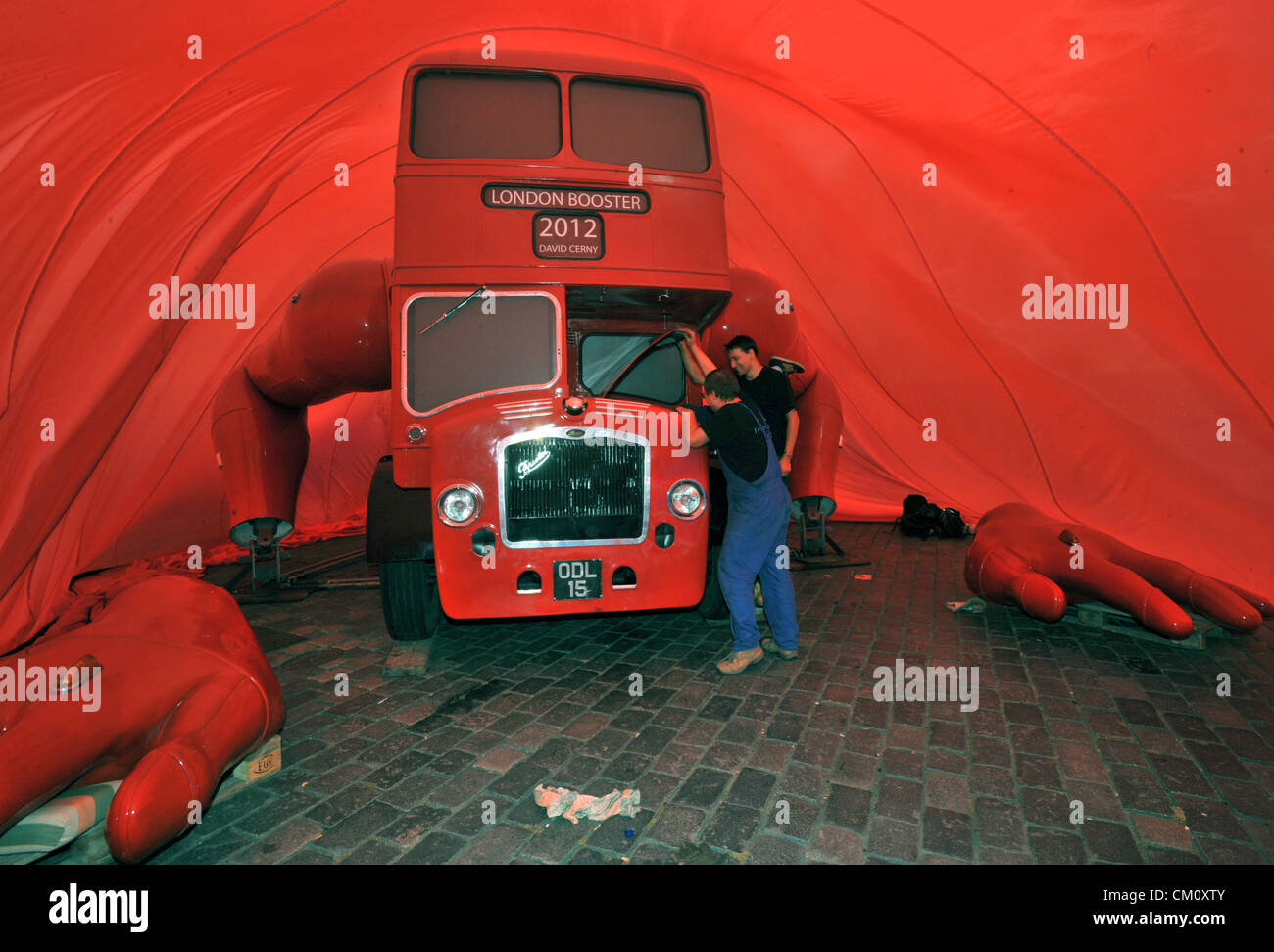 A British double-decker bus turned into an athlete doing push-ups in ...