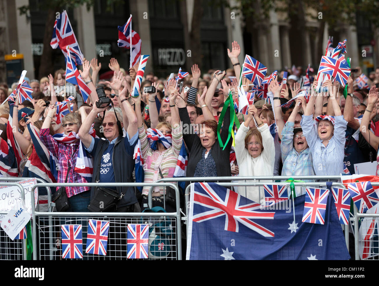London, England, UK. Monday, 10 September 2012. Cheering crowds of Team ...