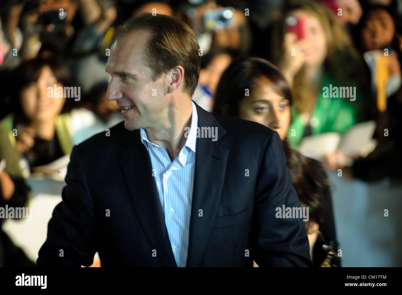 Actor ralph fiennes hi-res stock photography and images - Alamy