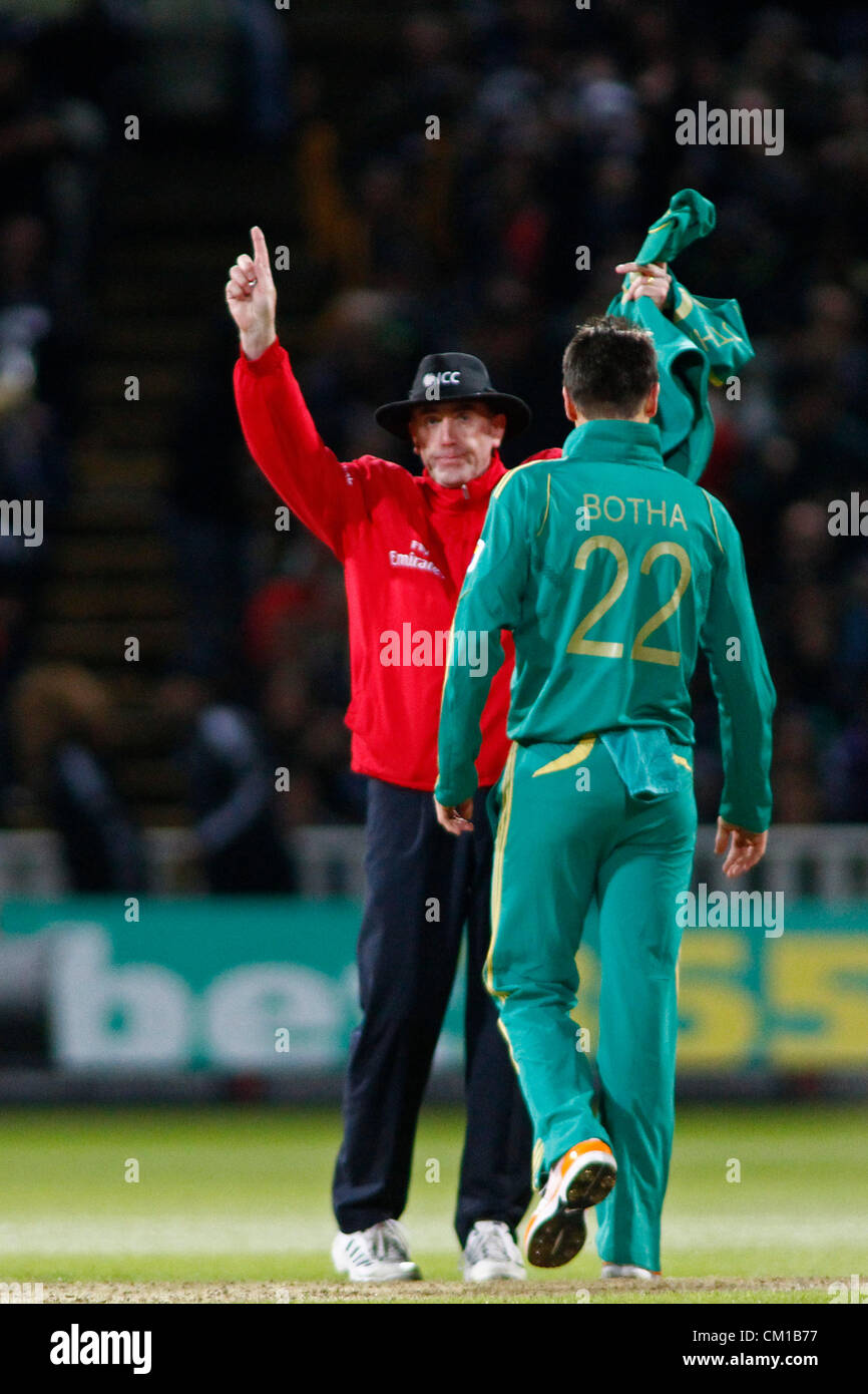 12/09/2012 Edgbaston, England. umpire Rob Bailey signals a 6 off the ...