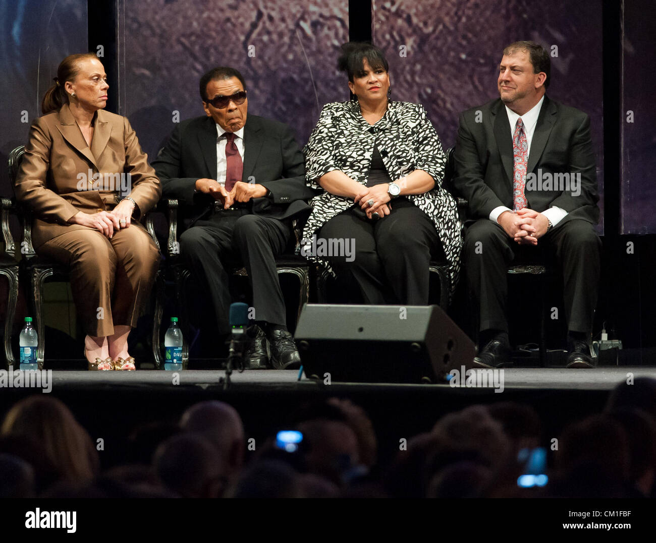 Boxing living legend hi-res stock photography and images - Alamy