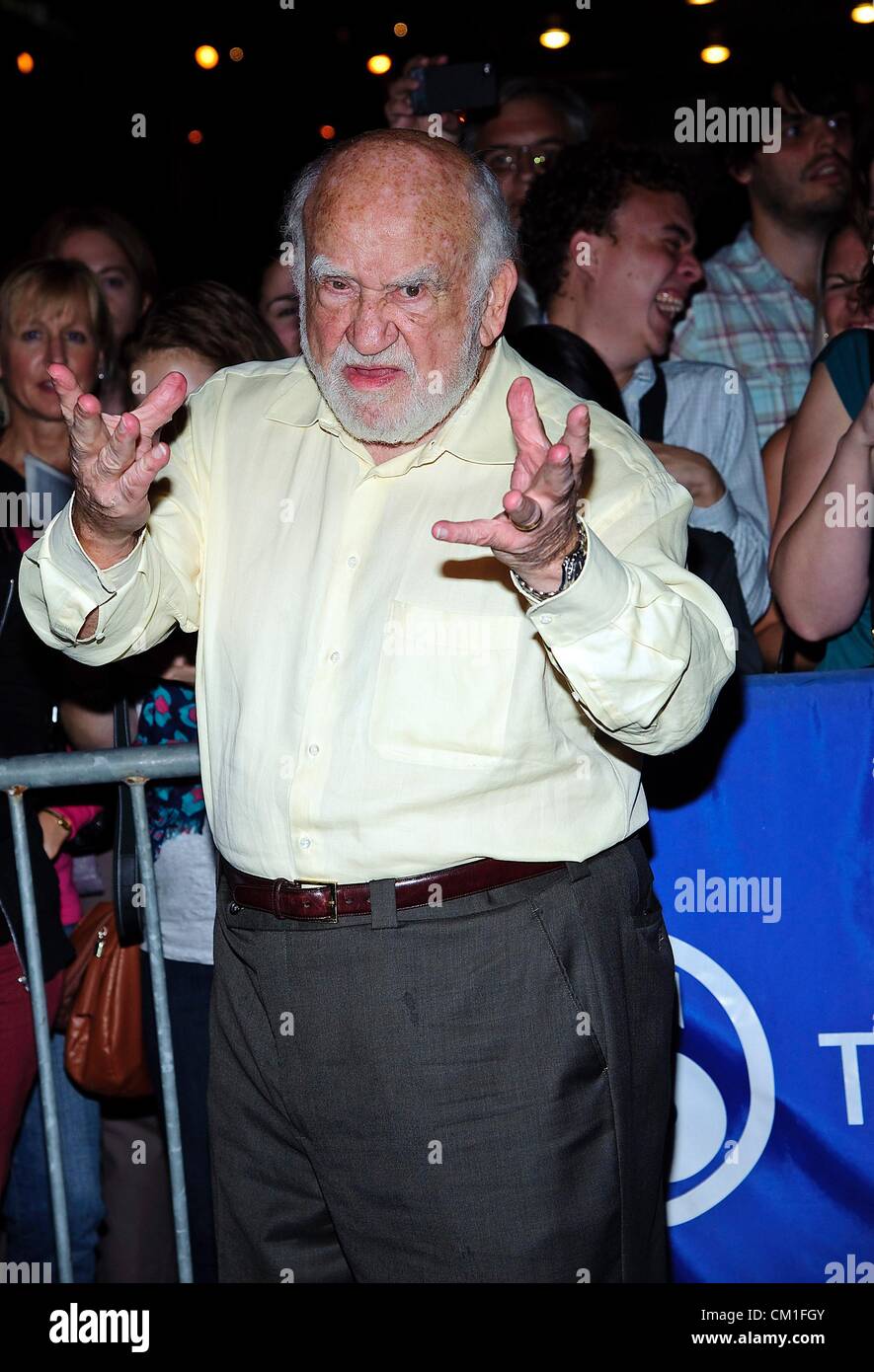 USA. Ed Asner at a public appearance for Photo Op for Cast of GRACE on ...