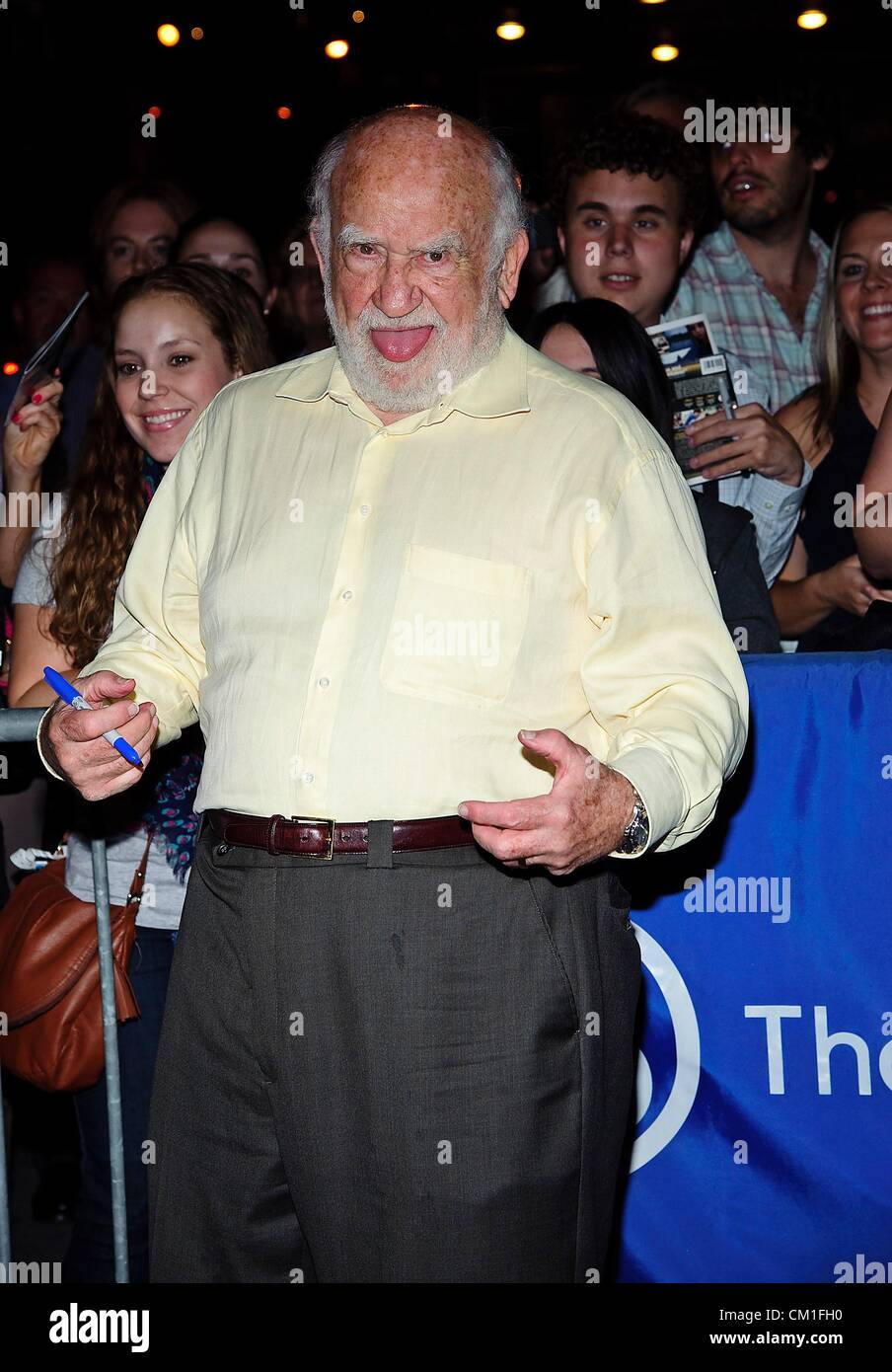 USA. Ed Asner at a public appearance for Photo Op for Cast of GRACE on ...