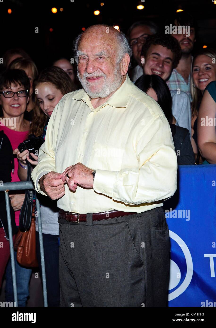 USA. Ed Asner at a public appearance for Photo Op for Cast of GRACE on ...