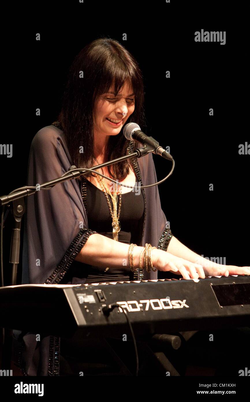 Singer songwriter female hi-res stock photography and images - Alamy