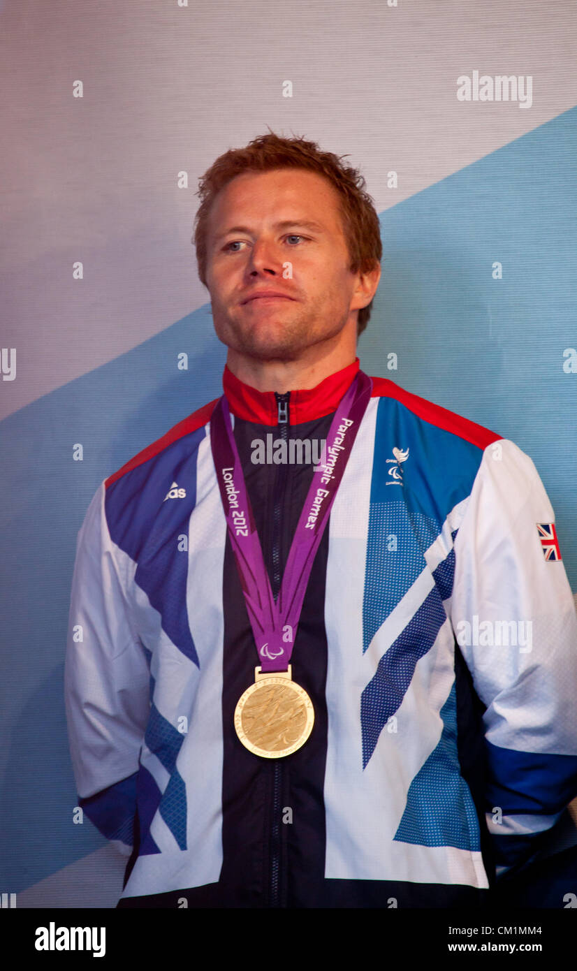 Gold medal winning cyclist hi-res stock photography and images - Alamy