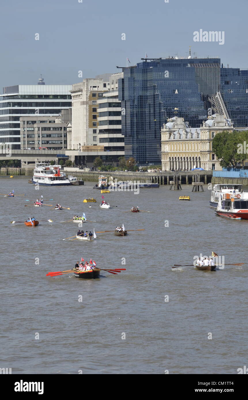 London river row boat hi-res stock photography and images - Alamy