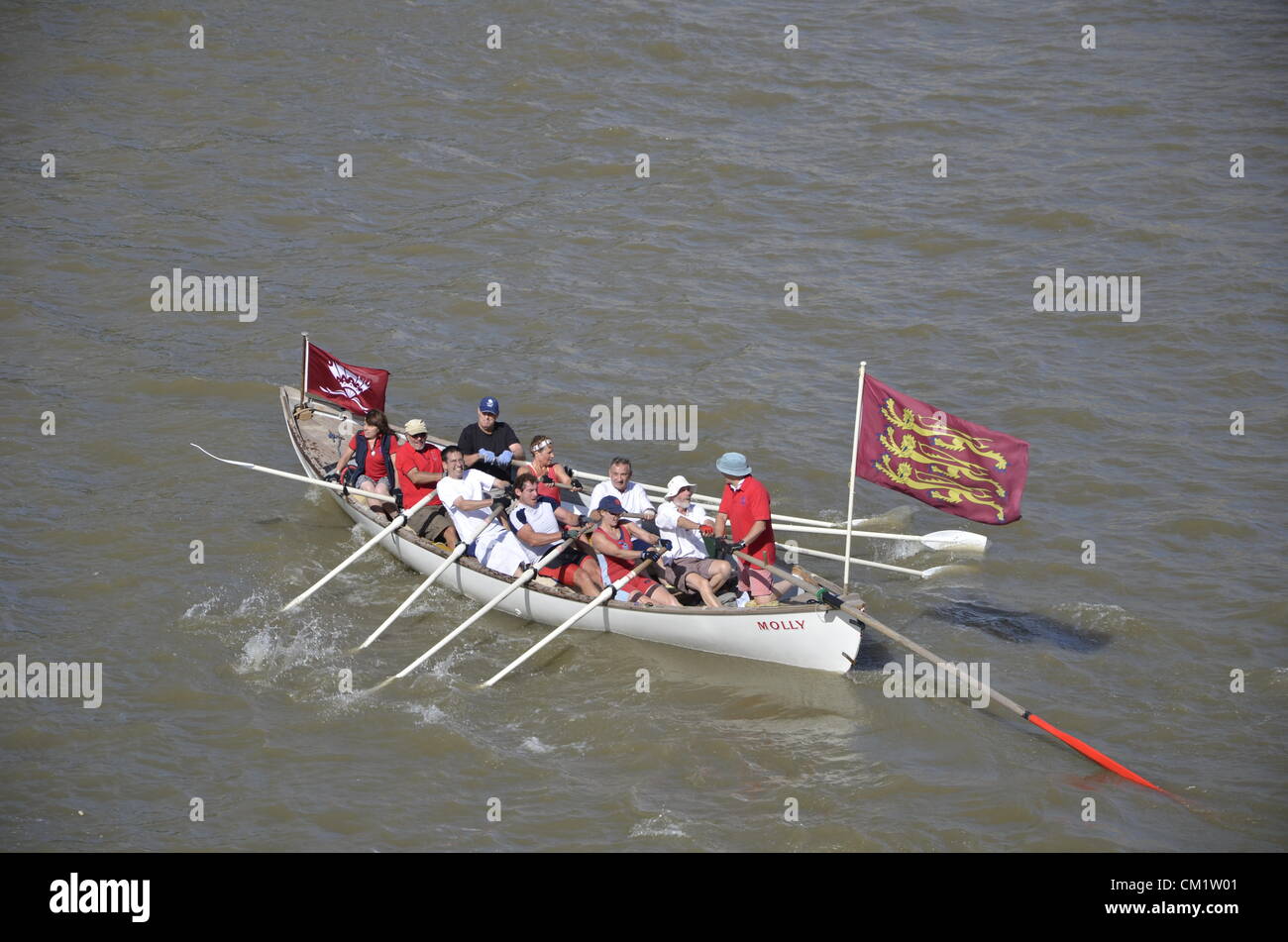 War canoes hi-res stock photography and images - Alamy