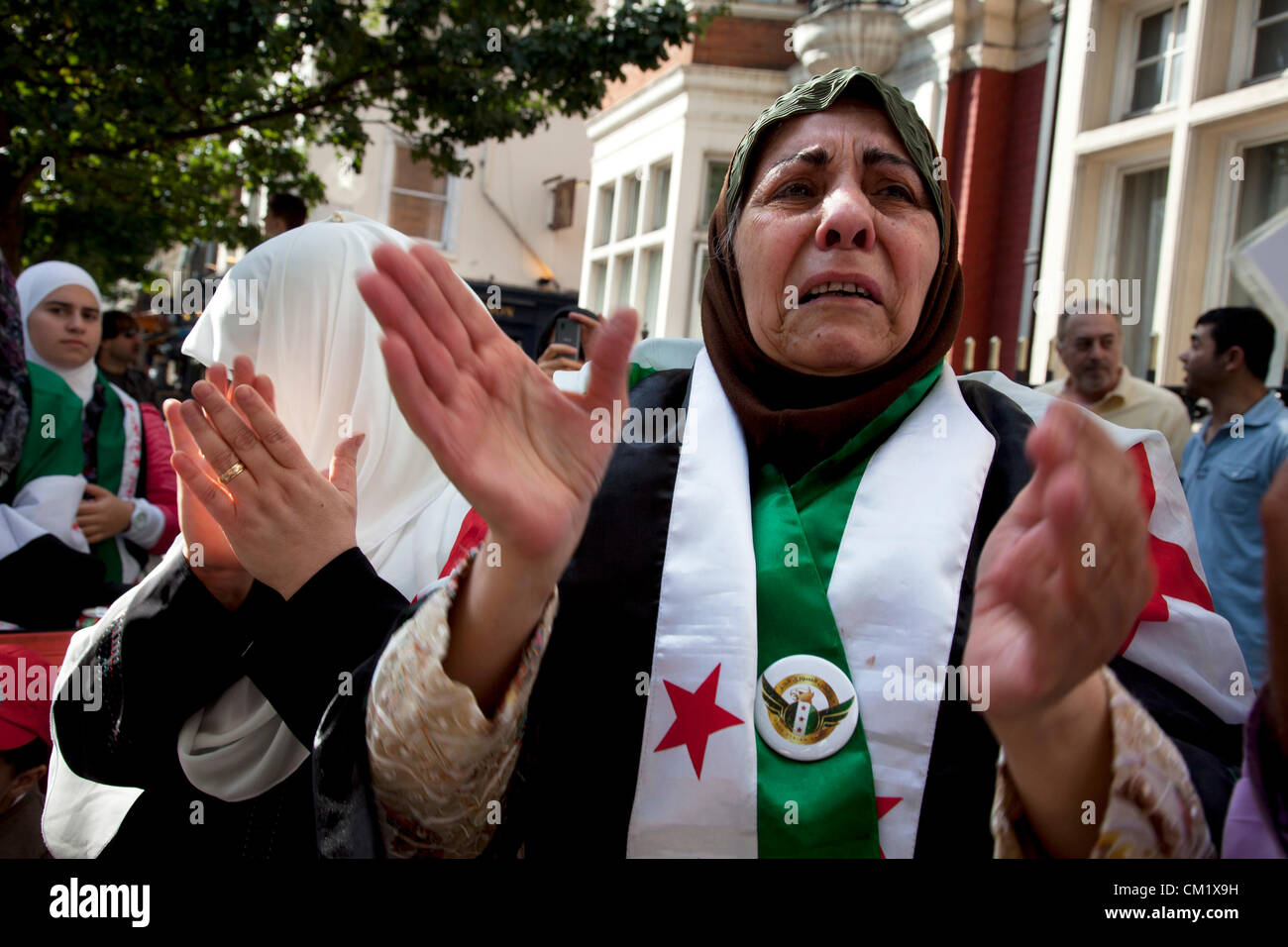 Syrian embassy london protest demonstration hi-res stock photography ...