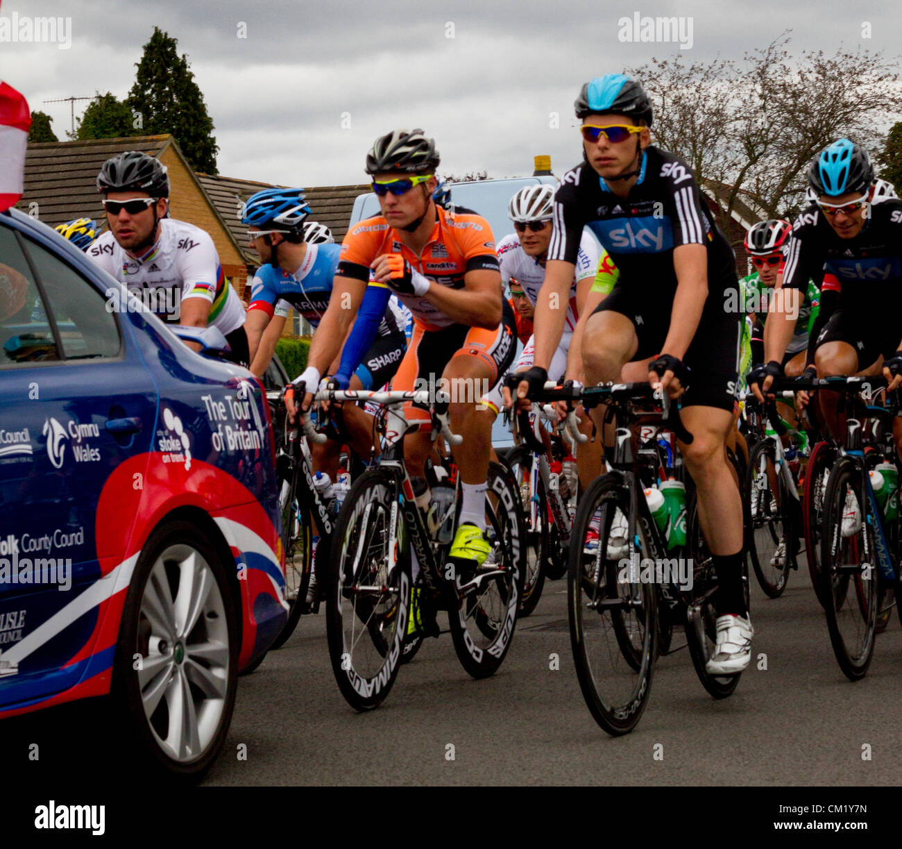 Surrey, UK, Sunday September 16th, 2012. Mark Cavendish and Sky team ...