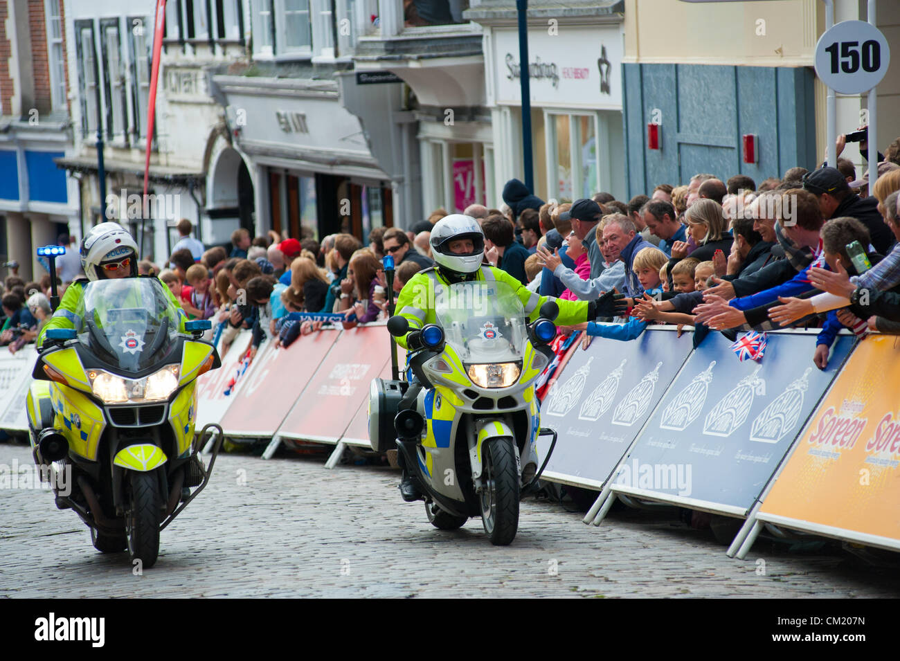 Reaching hands 16th hi-res stock photography and images - Alamy